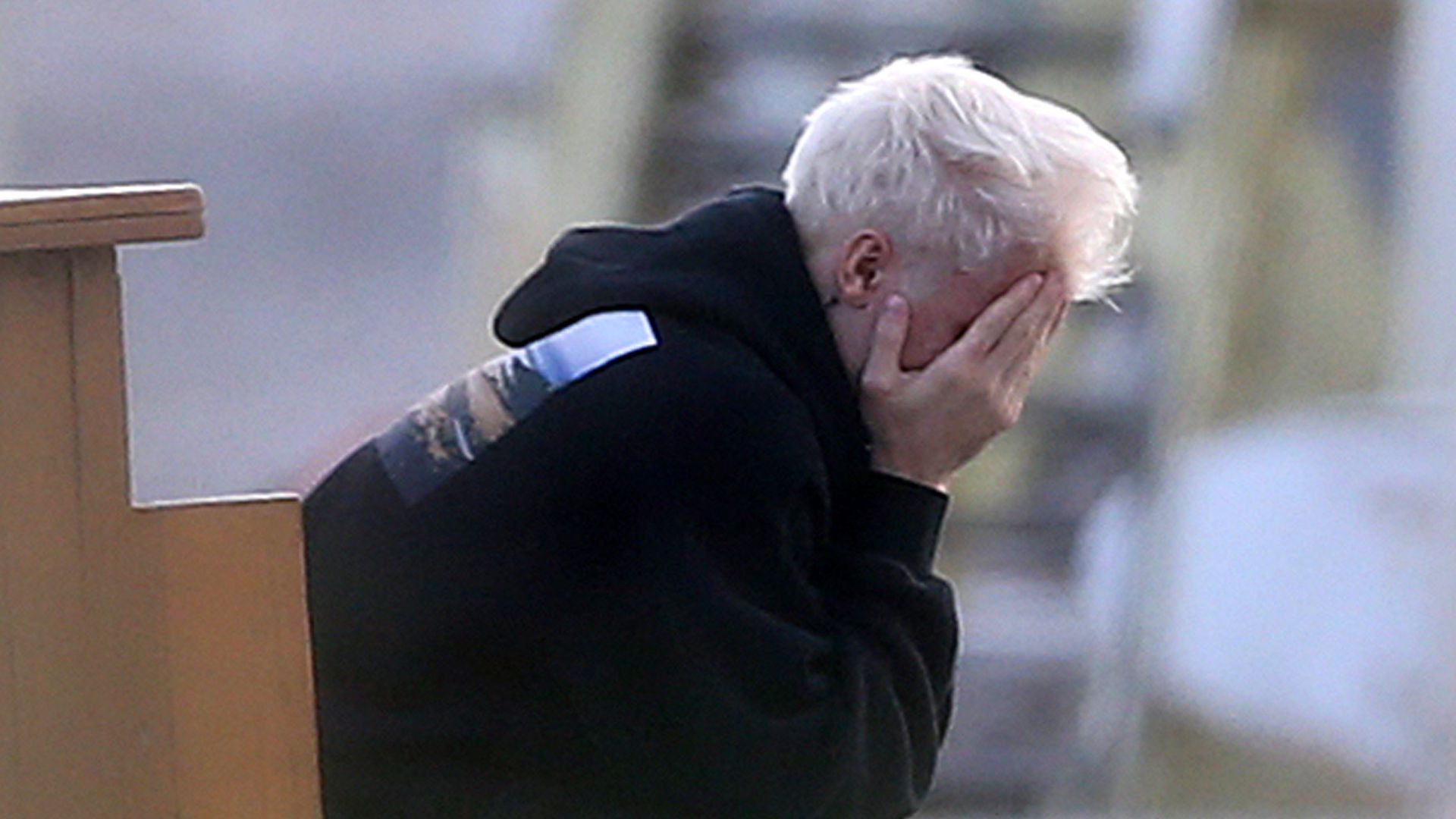 Völlig aufgelöst am Strand! Was ist mit Justin Bieber los?