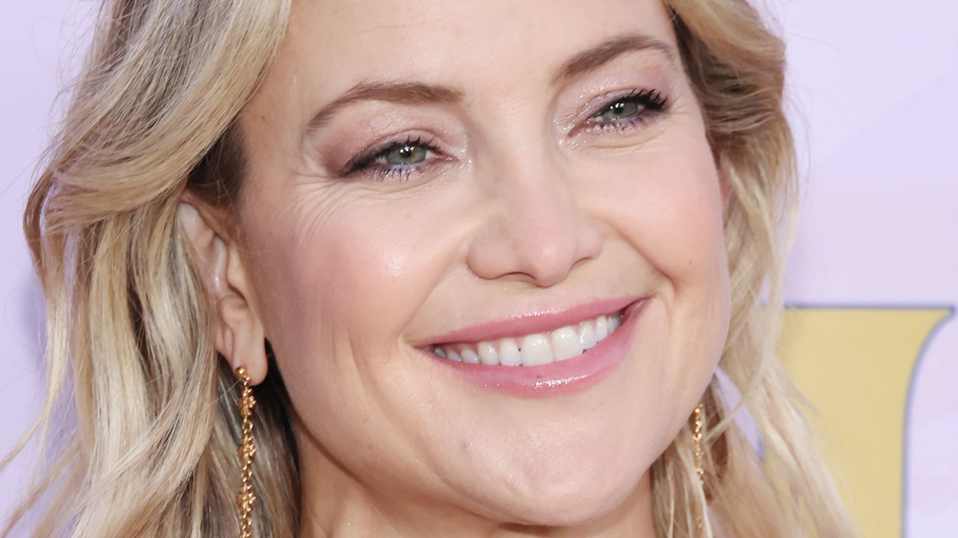 Badeteppich? Fans machen sich über Kate Hudsons Look lustig