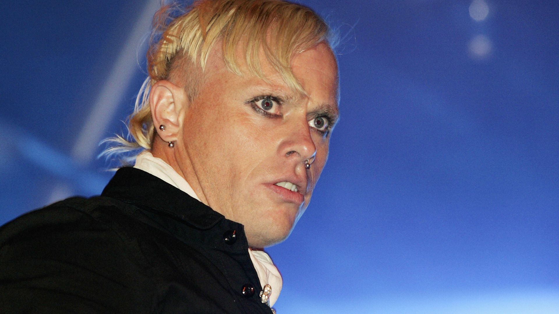 Erster Todestag von Keith Flint: The Prodigy zollen Tribut | Promiflash.de
