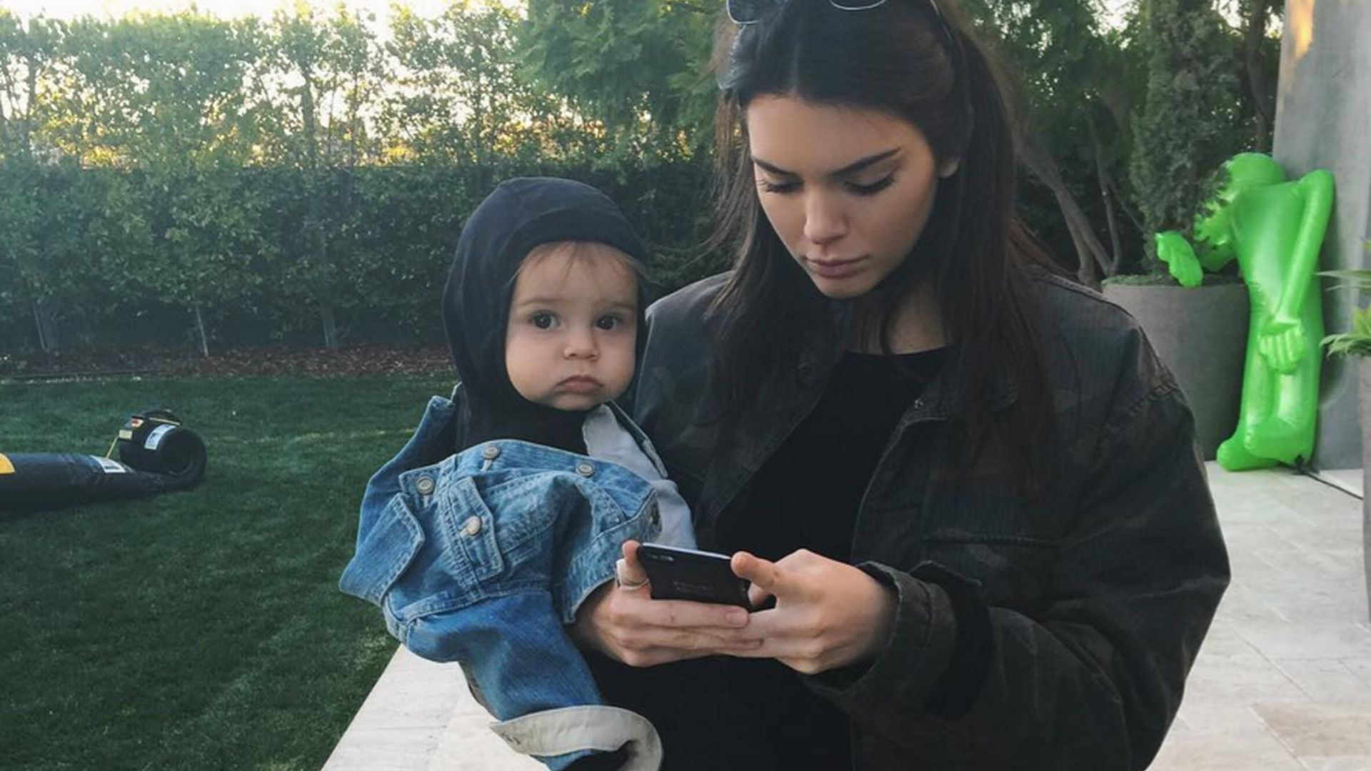 Total lässig! Kendall Jenner übt Mama-Sein mit Baby Reign | Promiflash.de