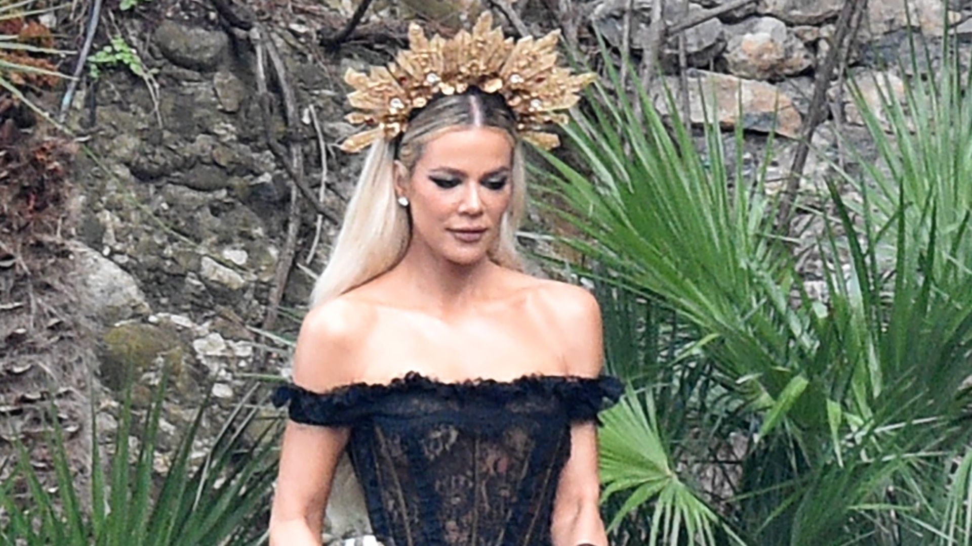 Extravagant: Khloé Kardashian mit Krone auf Kourts Hochzeit