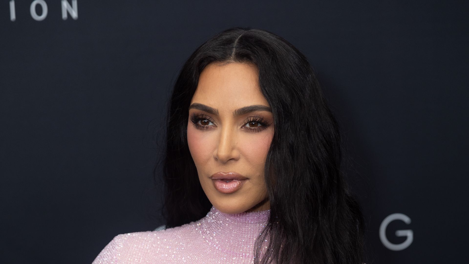 Kim Kardashian wird von Erben eines Möbelkünstlers verklagt!