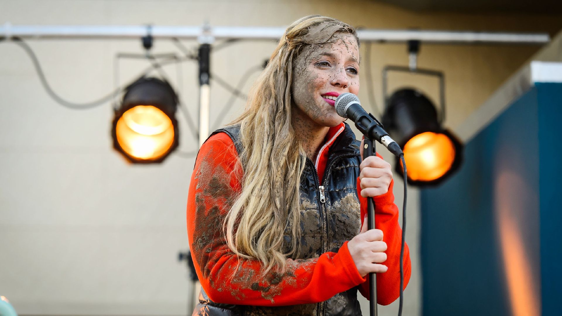 Schlamm-Premiere: LaFee zeigt neuen Song bei AWZ! | Promiflash.de