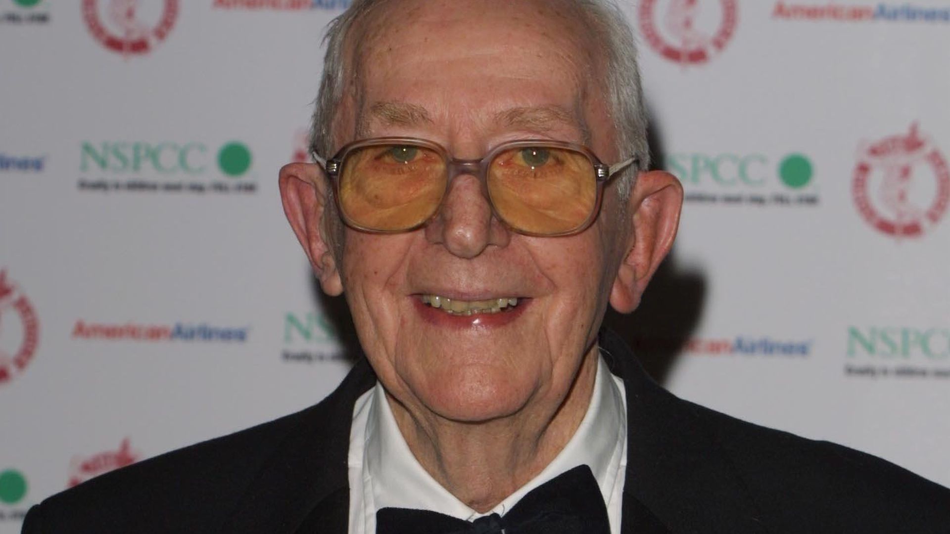 Mit 97: "James Bond"-Regisseur Lewis Gilbert ist gestorben | Promiflash.de