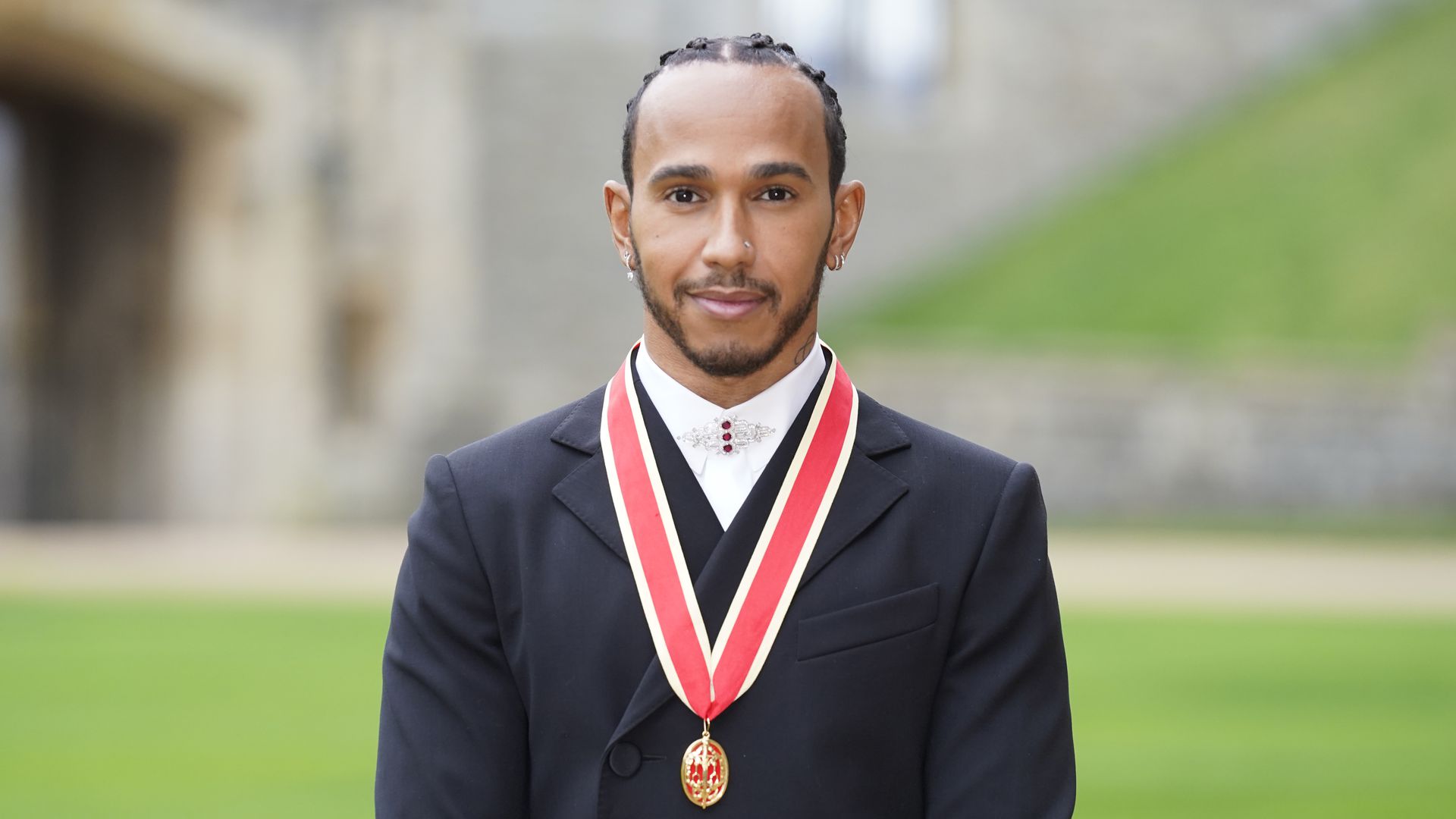 Von Prinz Charles statt Queen: Hamilton zum Ritter ernannt!