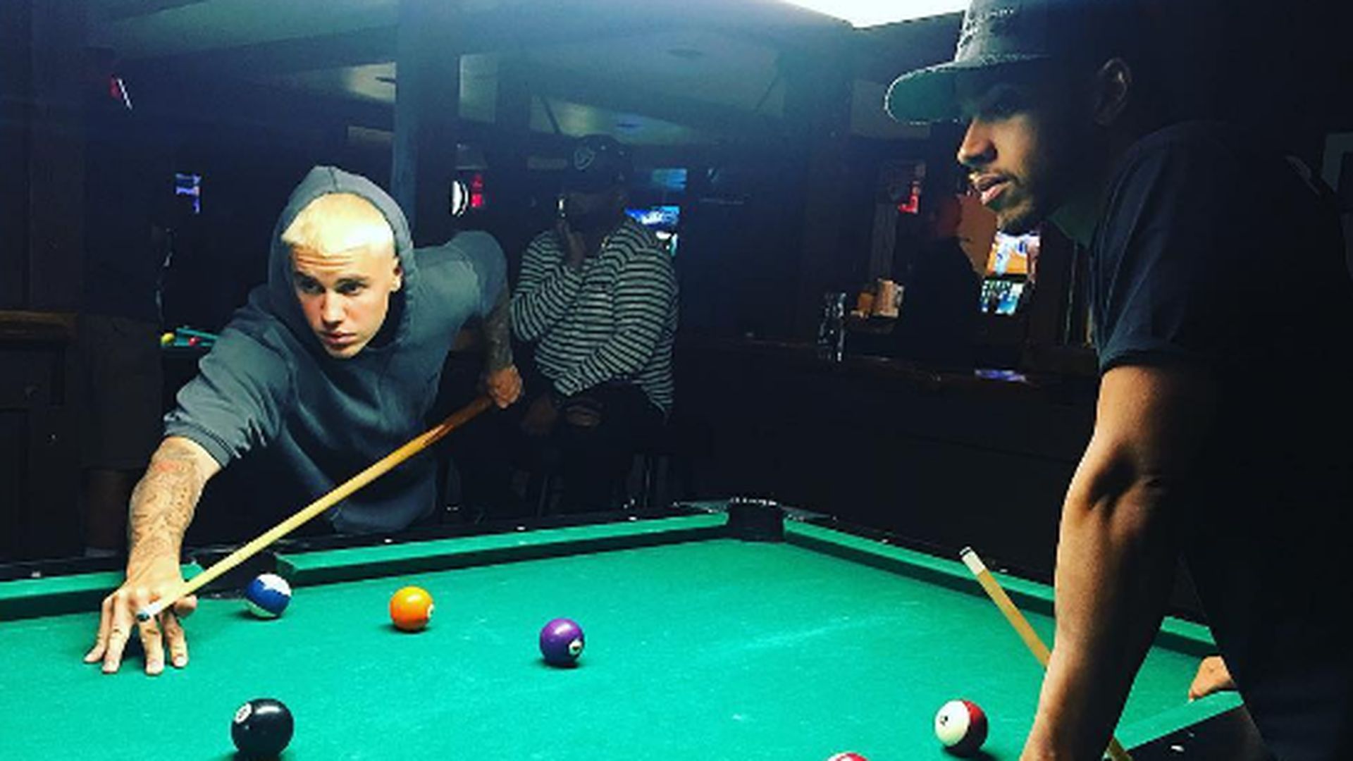Dreamteam? So cool chillt Justin Bieber mit Lewis Hamilton | Promiflash.de