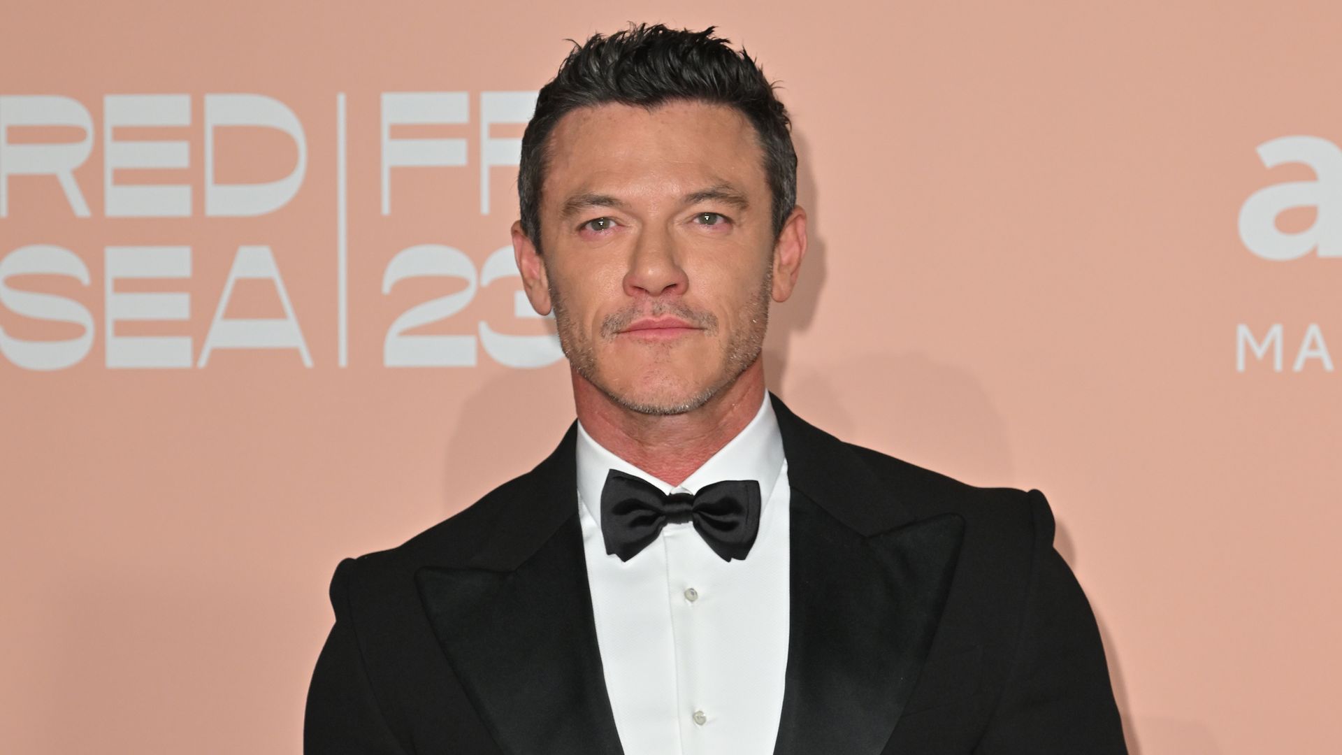 Coming-out vor seinen Eltern kostete Luke Evans Überwindung