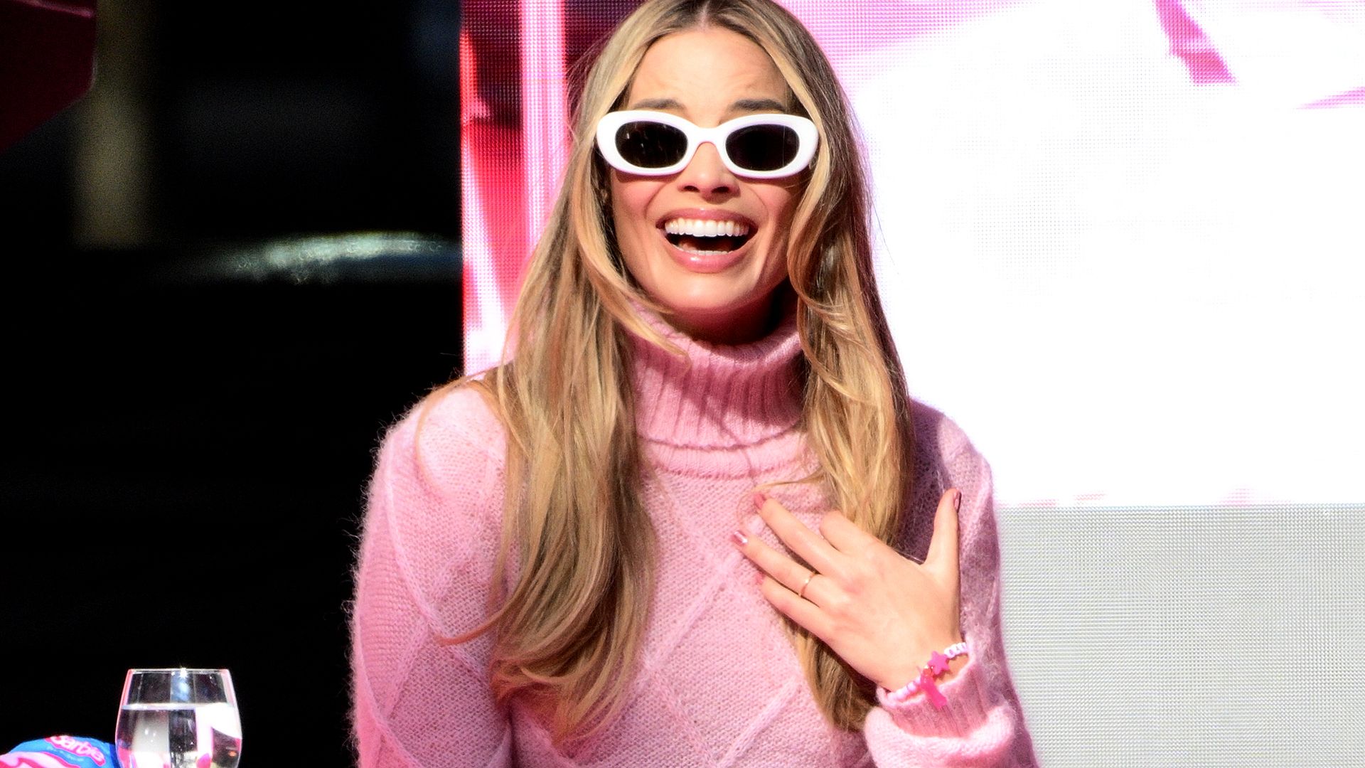 Margot Robbie begeistert Fans in ikonischem "Barbie"-Look!