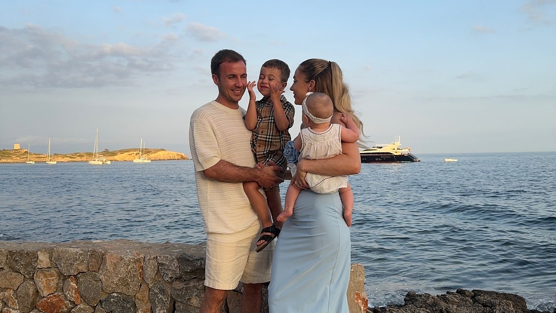 Schönes Familienfoto: Ann-Kathrin Götze teilt Urlaubsbilder