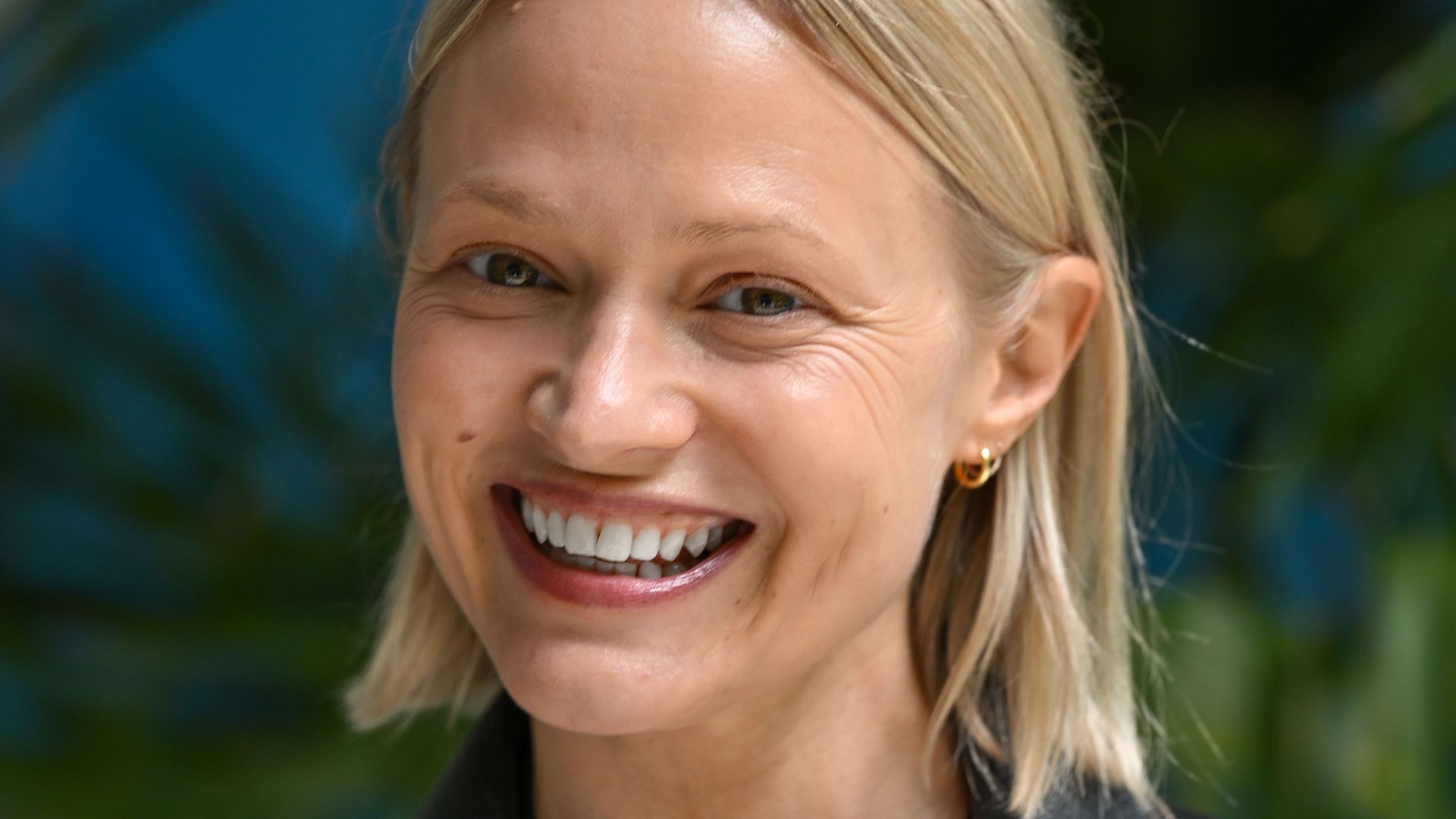 "Arme Millionäre"-Darstellerin Mavie Hörbiger hat geheiratet