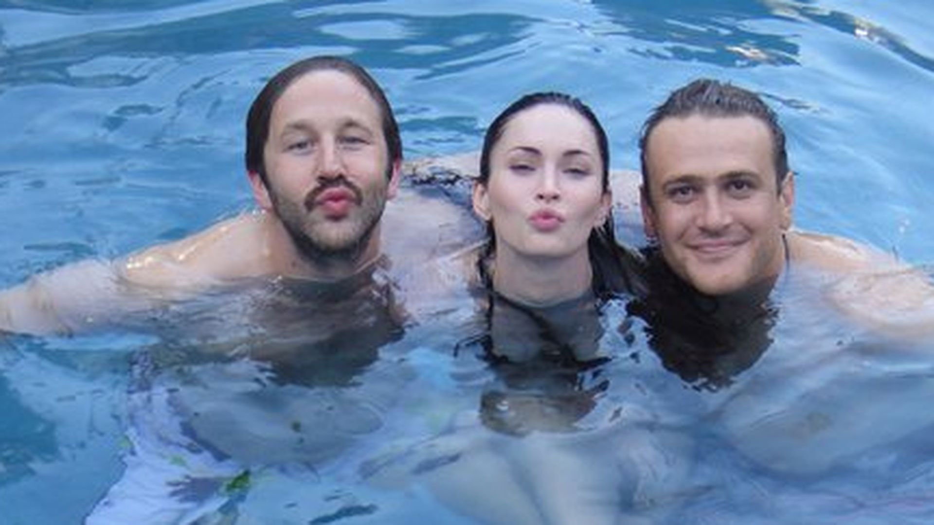 Megan Fox, Jason Segel & Co. machen sich nass | Promiflash.de