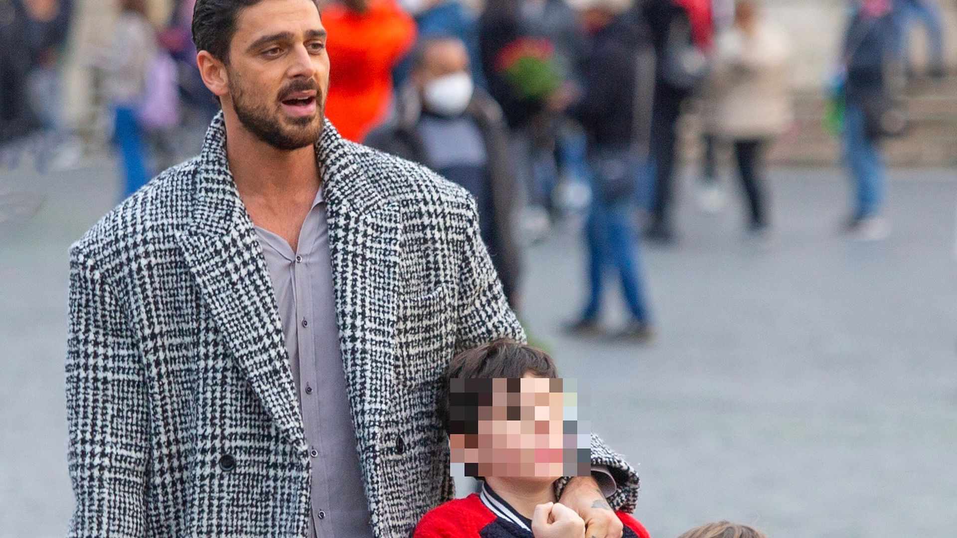 Heißer Daddy! Michele Morrone mit seinen zwei Kindern in Rom