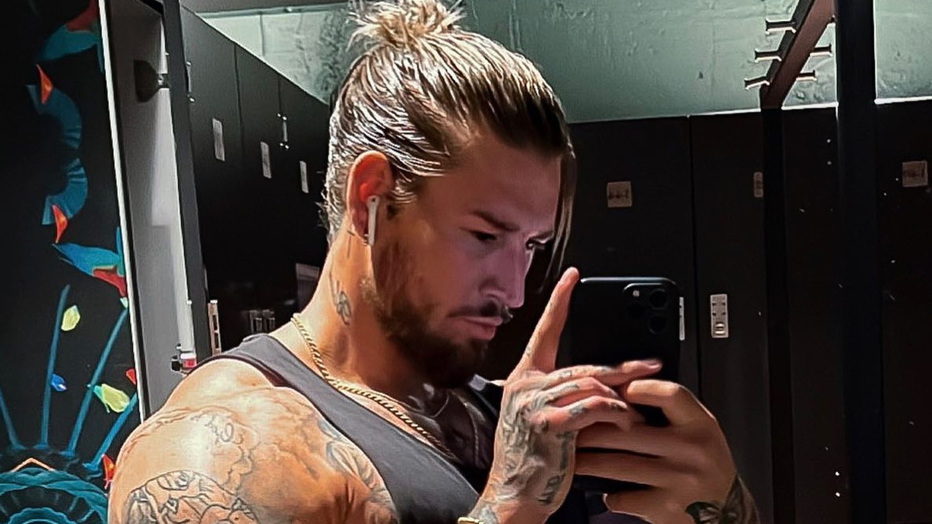 Gleich ein anderer Kerl: Mike Heiter trägt jetzt Männerdutt