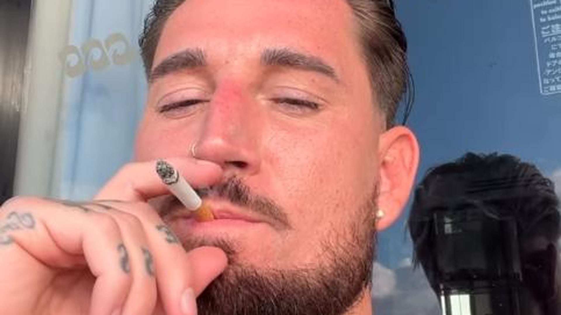 Mike Heiter fängt für das Dschungelcamp mit dem Rauchen an