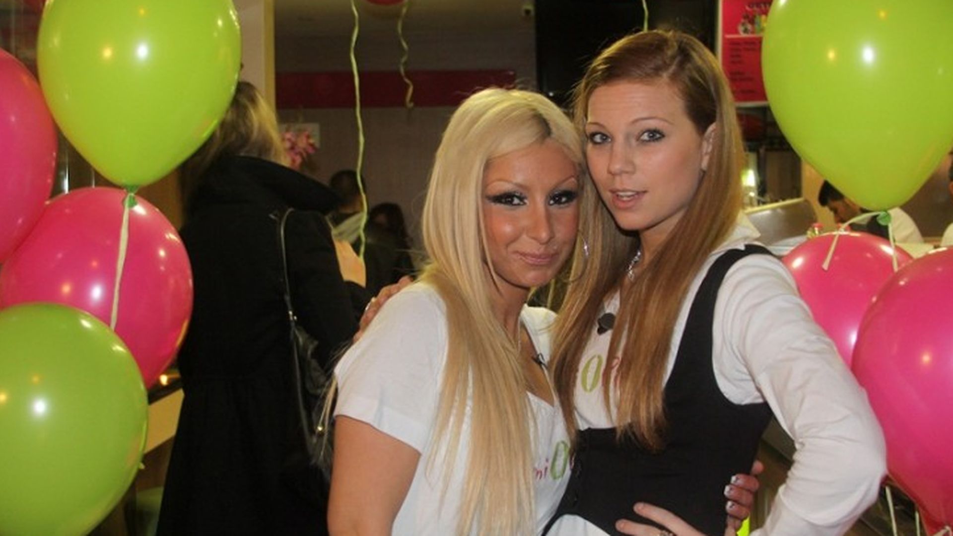 Mimi und Pinar: Nach Döner Bude jetzt ein Puff? | Promiflash.de