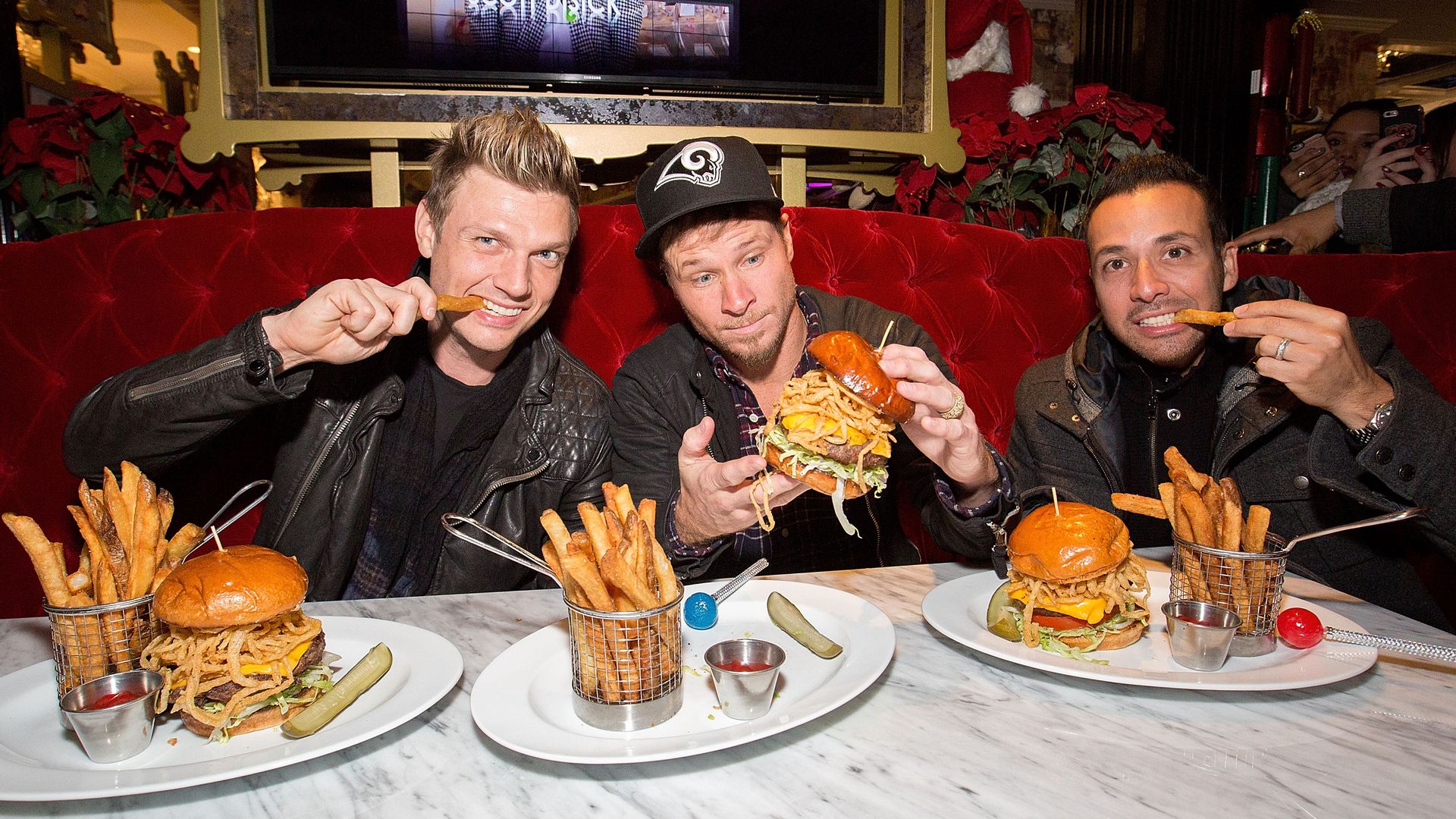 Saftig & lecker: Backstreet Boys eröffnen BBQ-Restaurant! | Promiflash.de