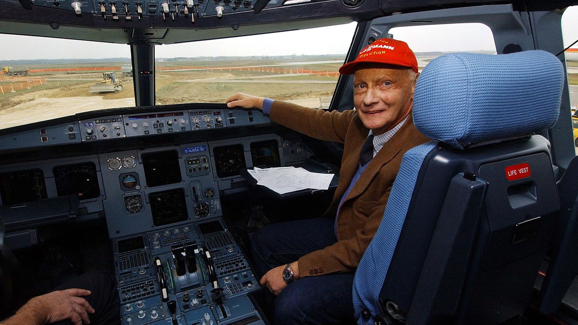 "Fly Niki": Formel-1-Star Niki Lauda bietet für Fluglinie! | Promiflash.de