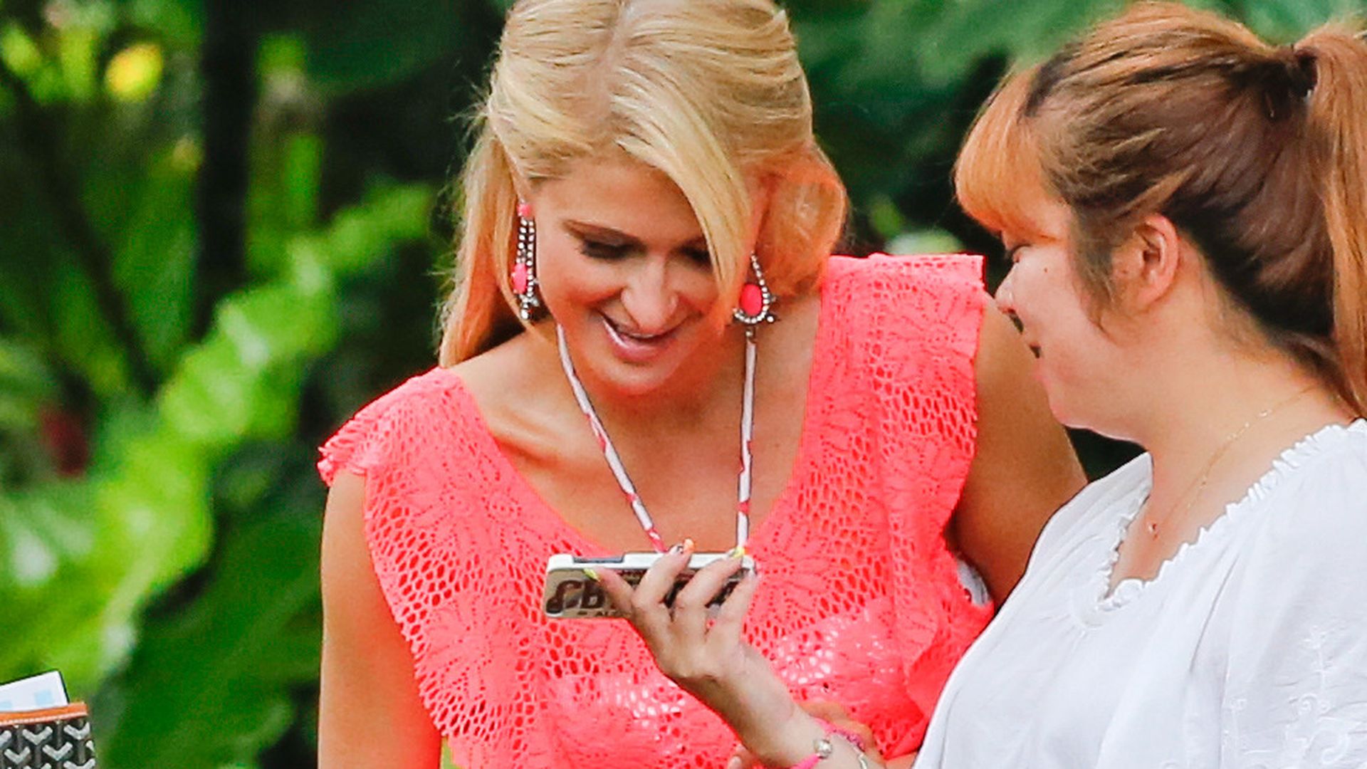 Unelegant! Paris Hilton zeigt ihren Blümchen-Slip | Promiflash.de