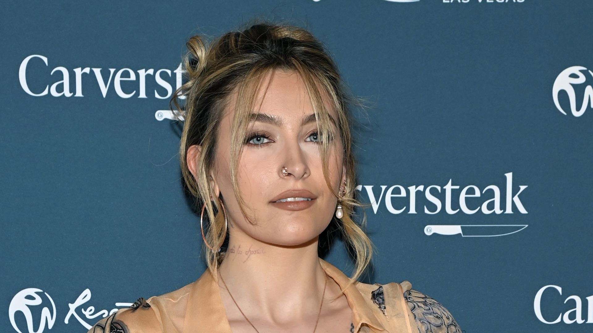 H ndchenhaltend Am Valentinstag Ist Paris Jackson Verliebt 