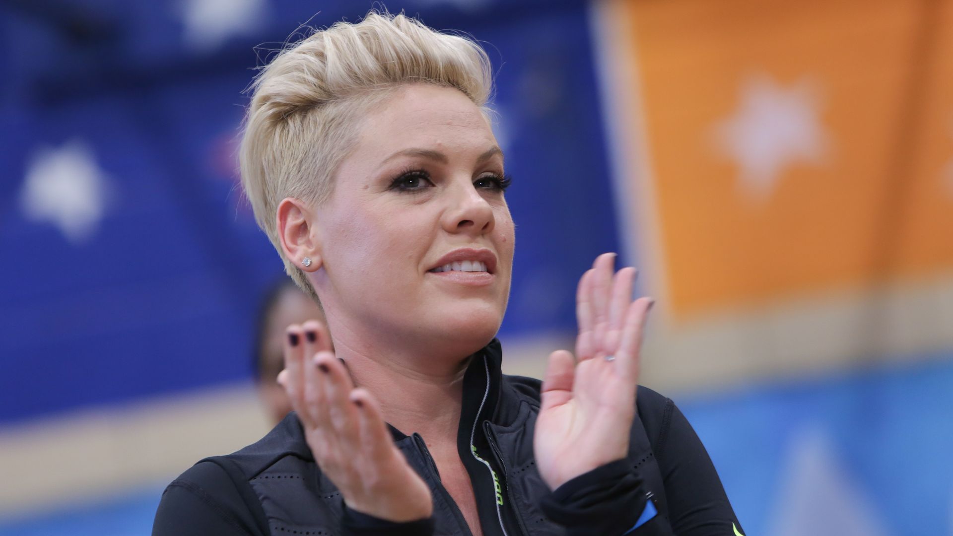 Pink steht zu ihrem Körper: "Richtig fett und glücklich" | Promiflash.de