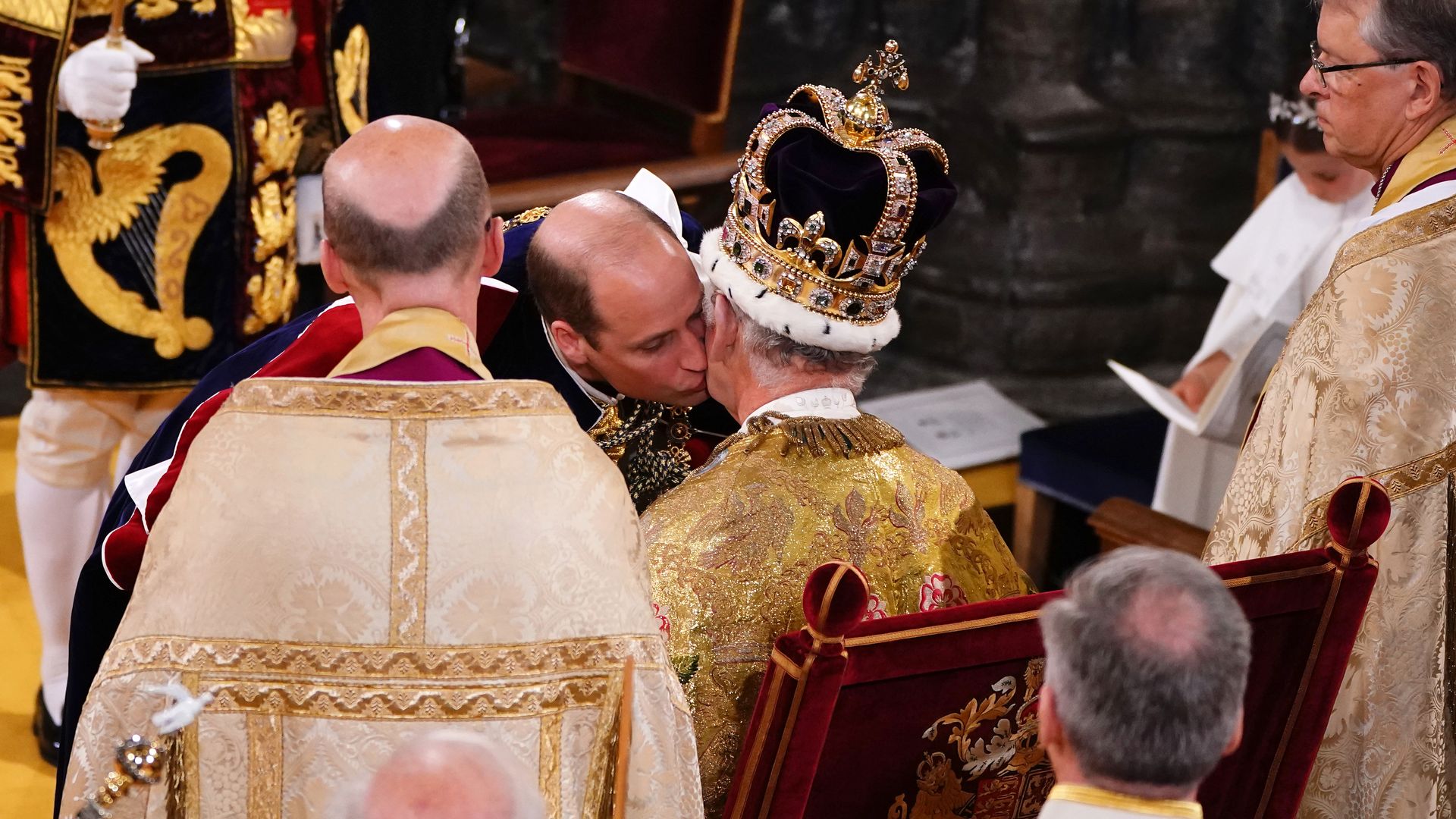 Das flüsterte König Charles Sohn William während Krönung zu