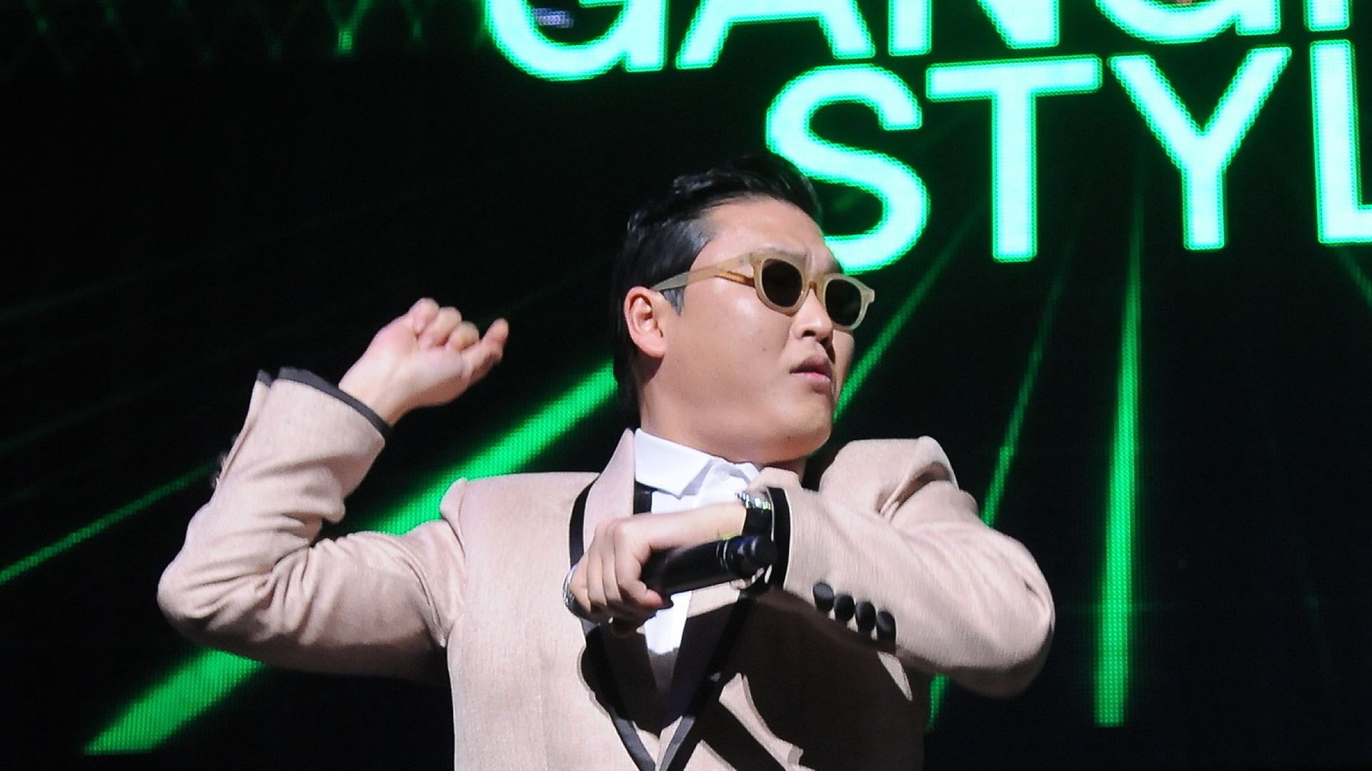 Hit im Netz! "Gangnam Style"-Psy begeistert mit neuem Song | Promiflash.de