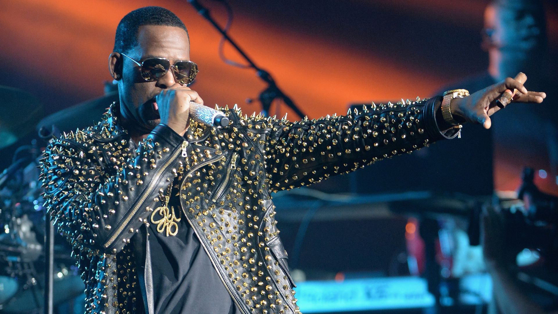 Opfer behauptet: Wurde von R. Kelly schon mit 17 missbraucht