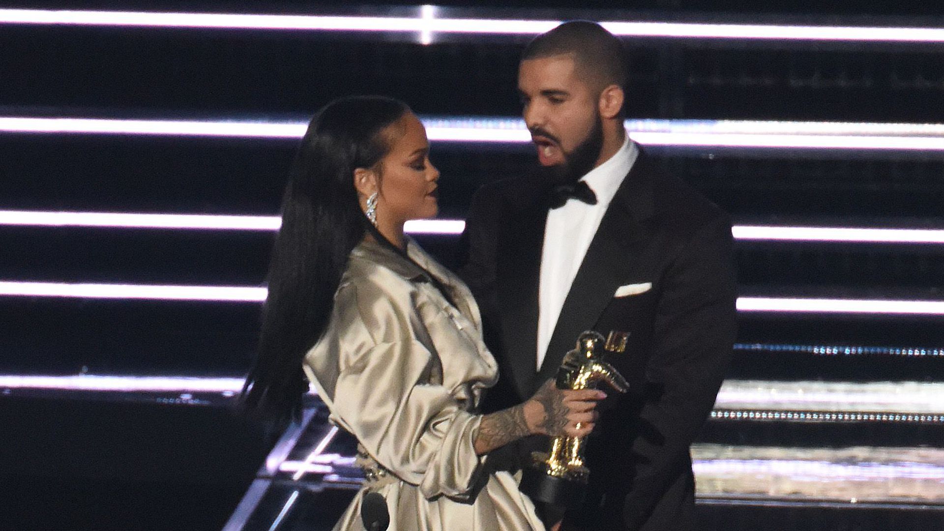 Ansage: Rihanna will nicht mehr mit Drake zusammenarbeiten! | Promiflash.de