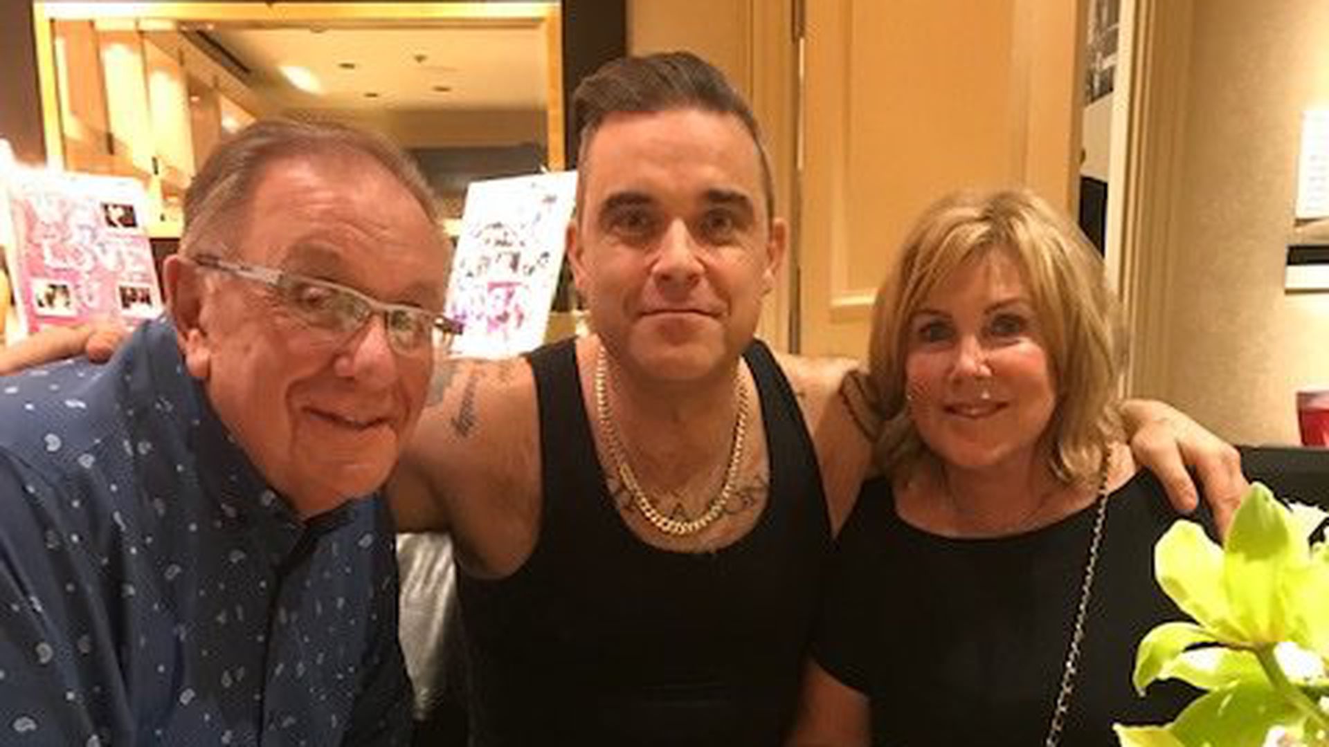Robbie Williams vereint Eltern erstmals seit 45 (!) Jahren | Promiflash.de
