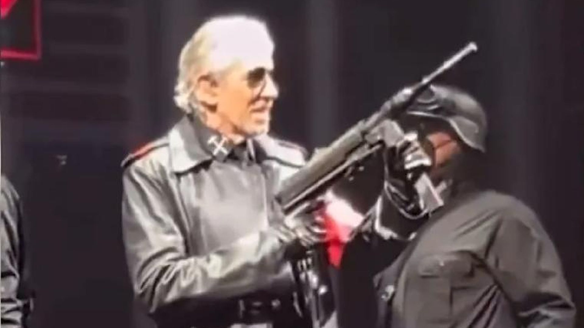 Pink-Floyd-Star Roger Waters tritt in Nazi-Kostüm auf!