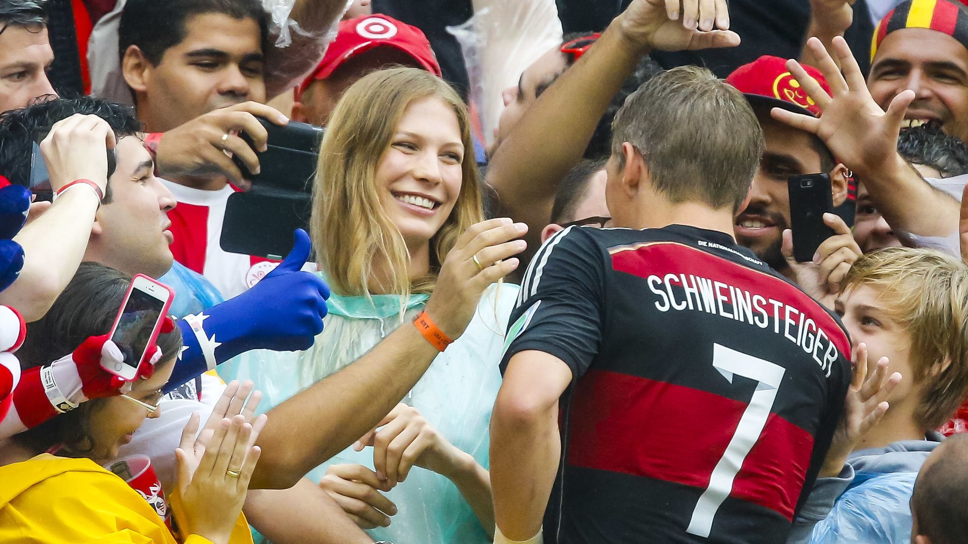 Schweini trennt sich von seinem Sarah-Liebesschuh Schweini trennt sich von seinem Sarah-Liebesschuh