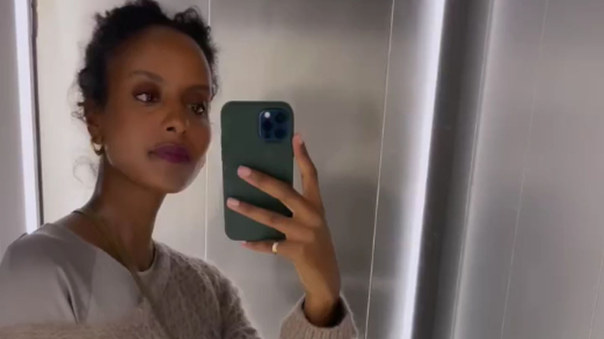 Im herbstlichen Look: Sara Nuru zeigt stolz ihren Babybauch!