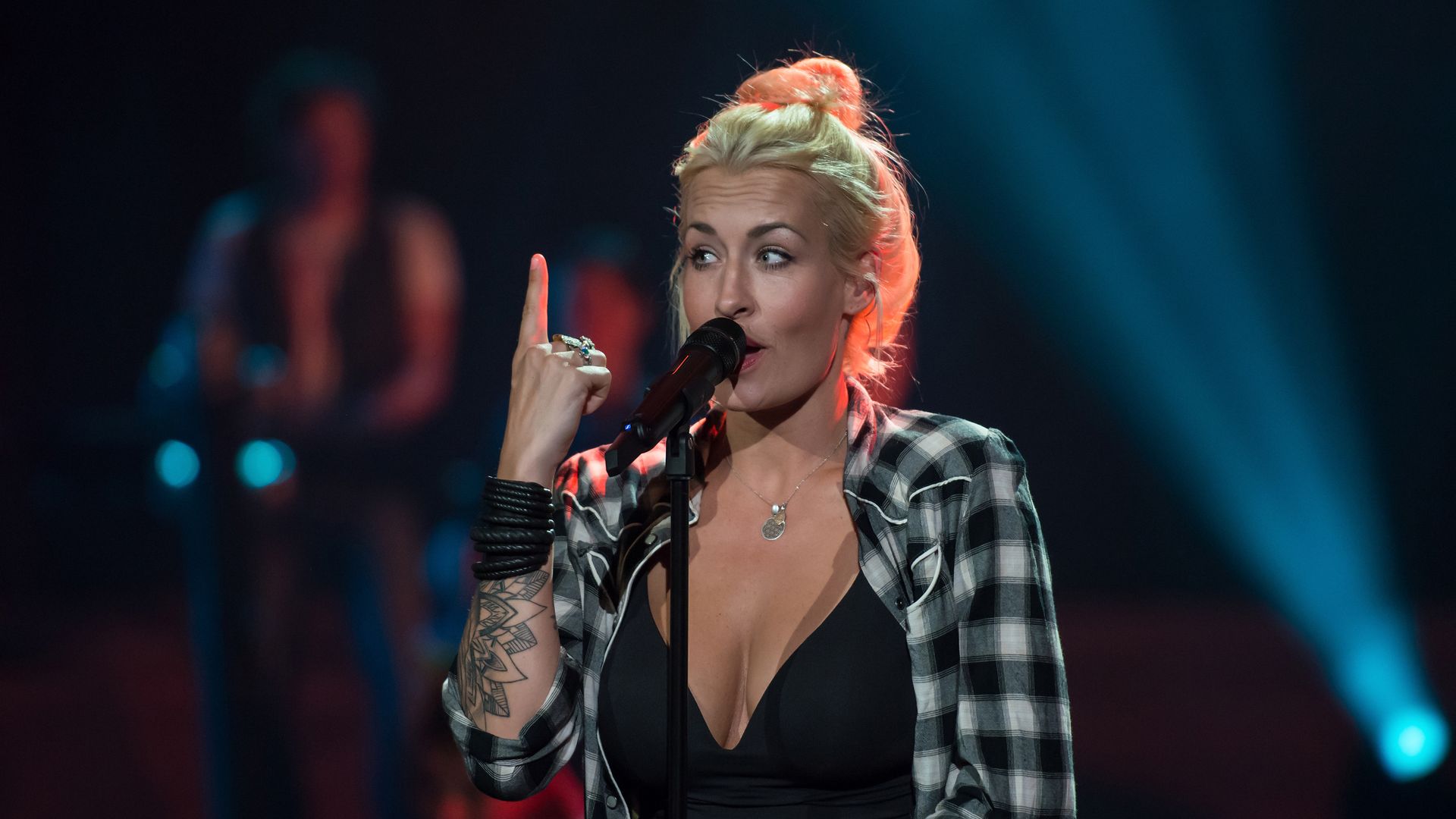 Konzert-Clip: Hier versteckt Sarah Connor ihren Babybauch | Promiflash.de