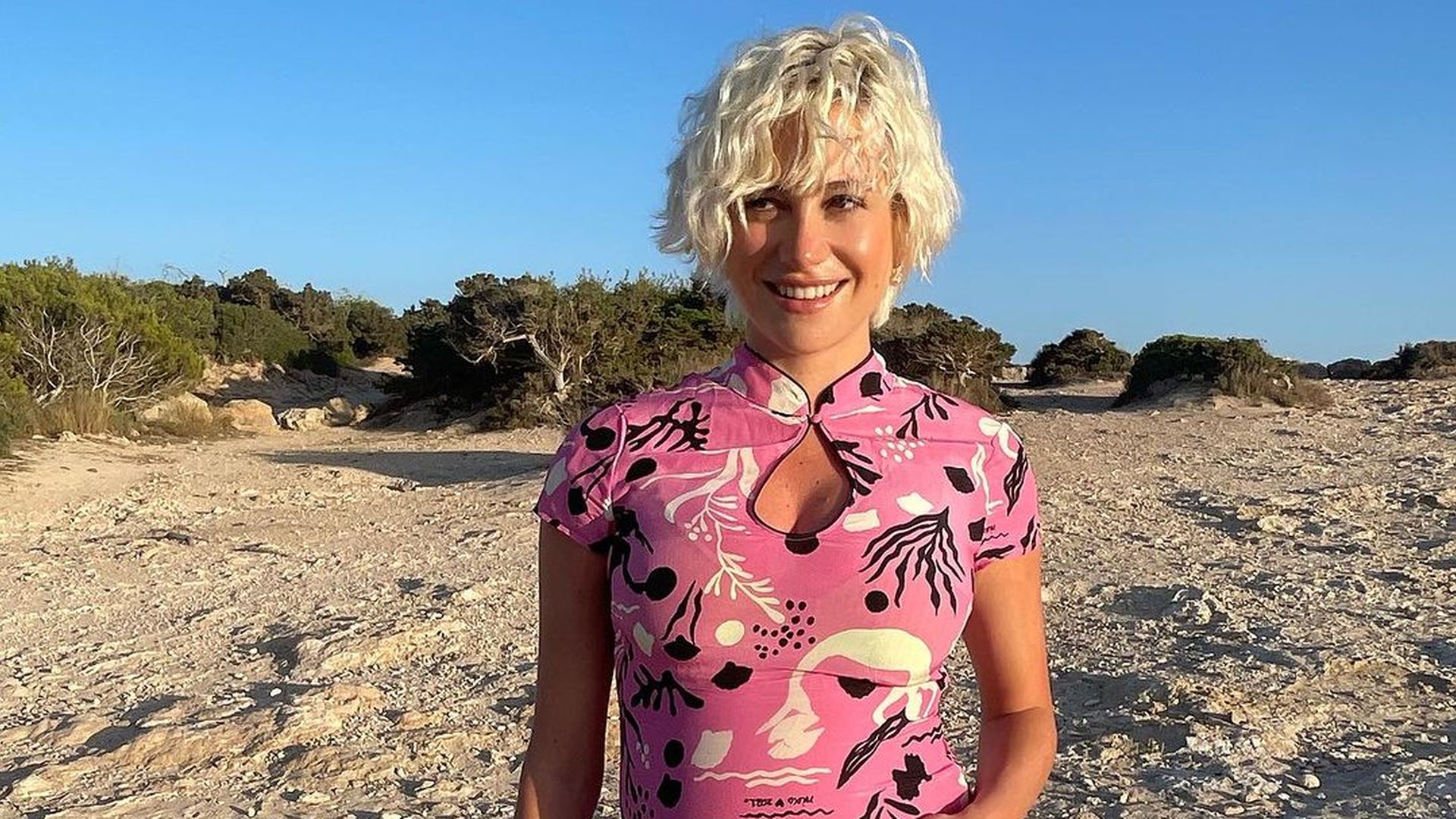 Niedlich: Schwangere Pixie Lott streichelt ihren Babybauch