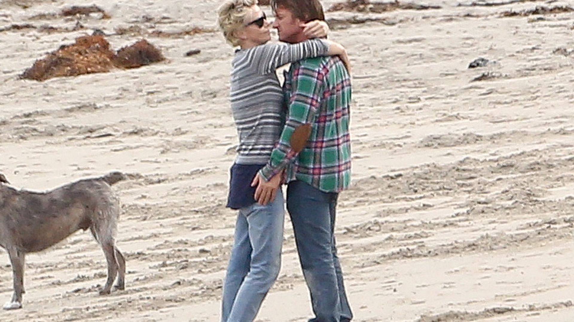 Sean Penn & Charlize kuscheln am Strand | Promiflash.de
