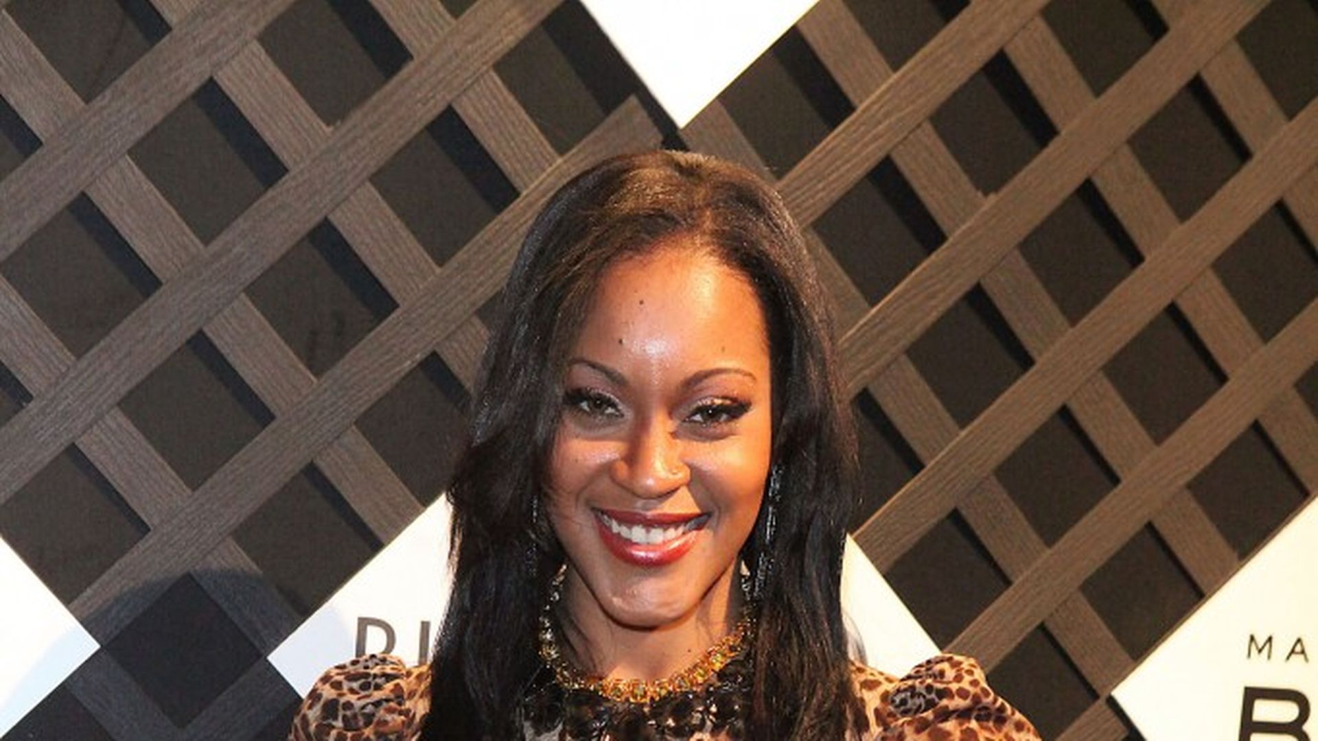 Shontelle gefällt Vergleich mit Rihanna | Promiflash.de