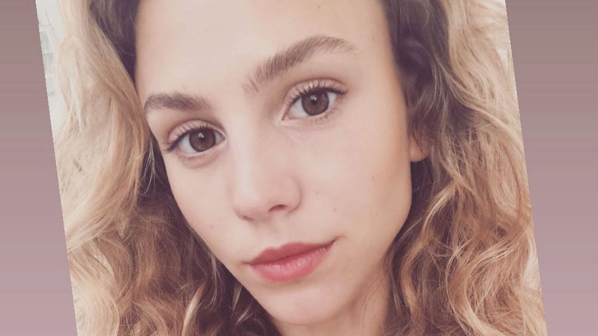 Zum 22. Geburtstag: GNTM-Simone beschließt Netz-Pause! | Promiflash.de