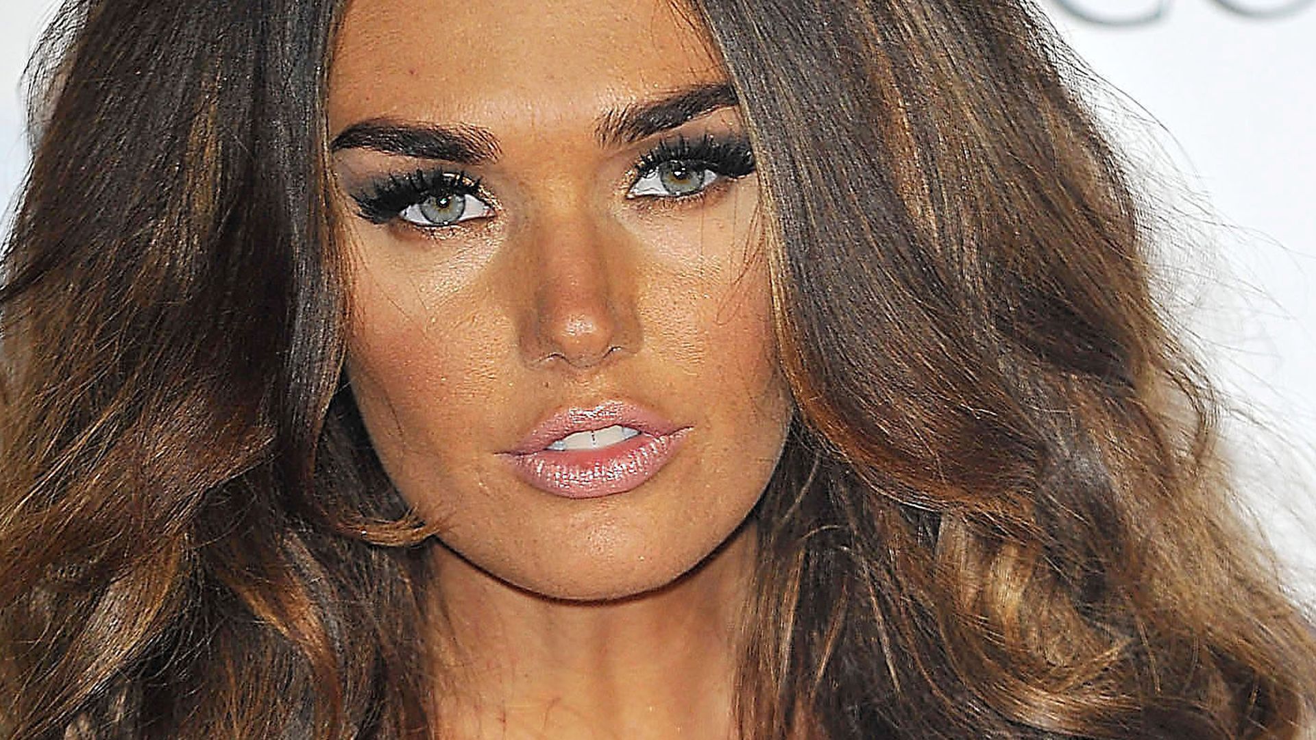 Tamara Ecclestone präsentiert ihr Mega-Dekolleté | Promiflash.de