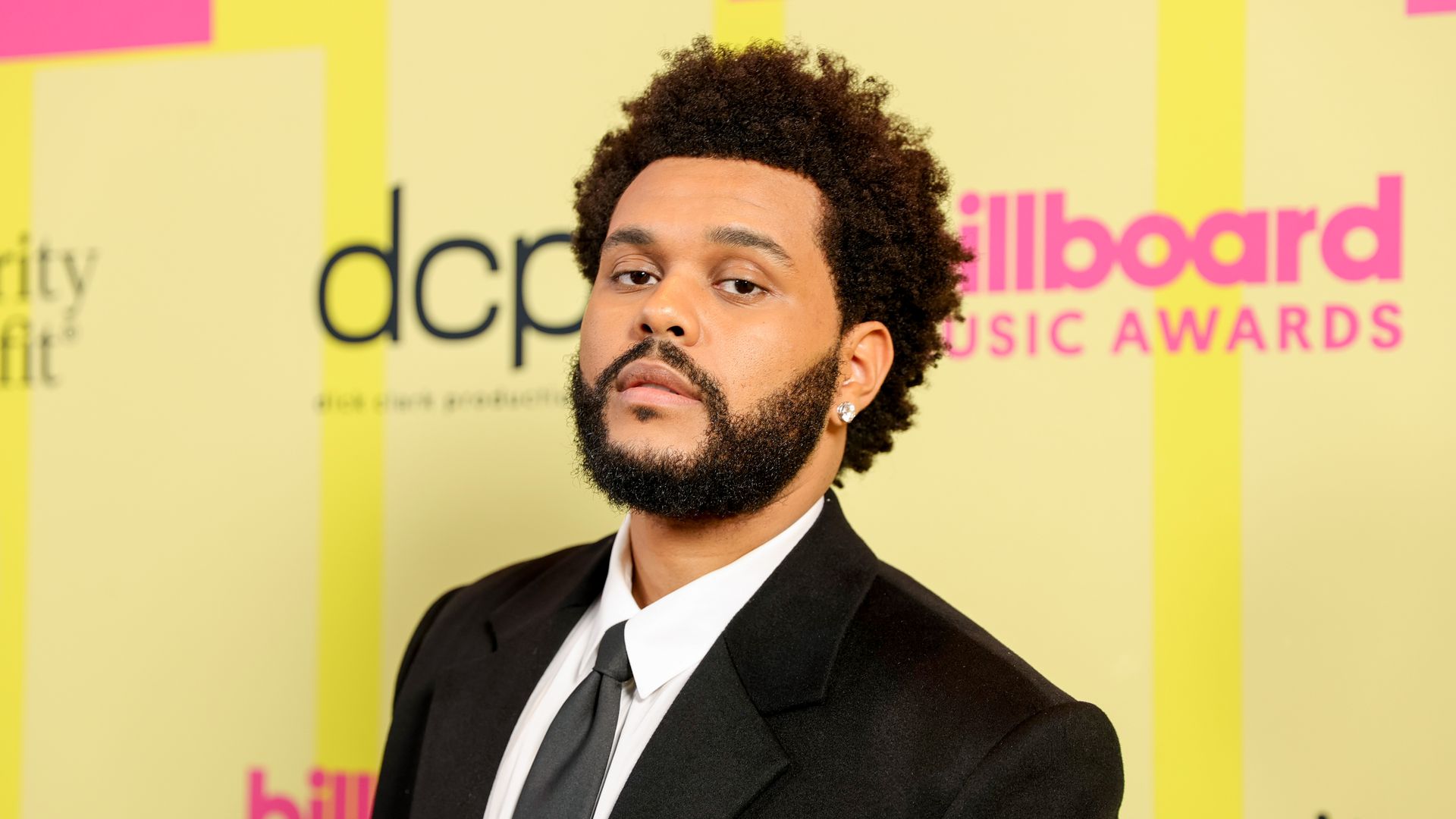 Opa-Look auf Party: Ist das wirklich der Sänger The Weeknd?