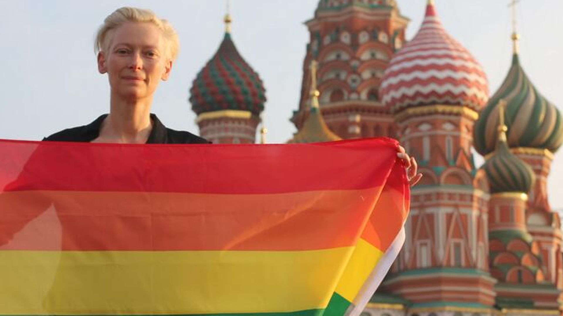 Mutig! Tilda Swinton demonstriert für Homosexuelle | Promiflash.de