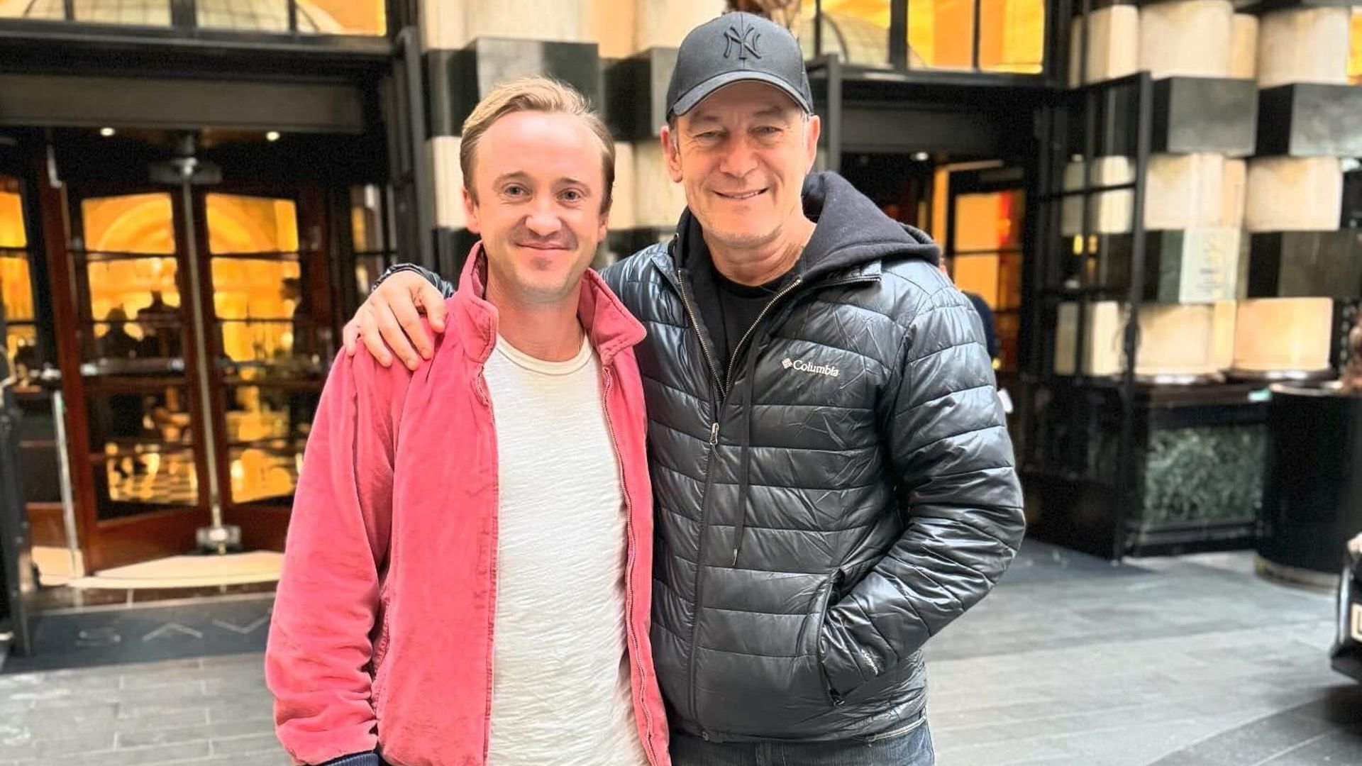 Tom Felton nennt Filmvater Jason Isaacs immer noch "Dad"