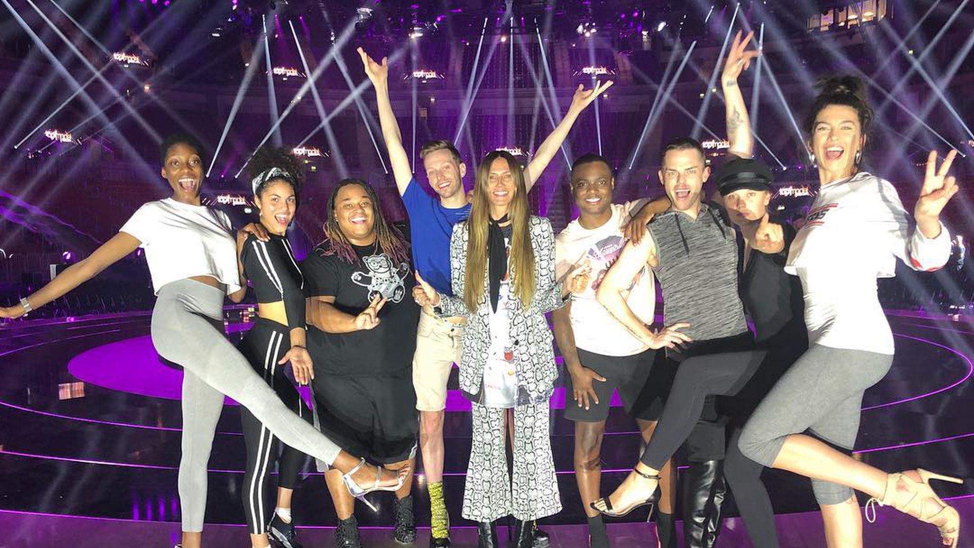 Girl-Karaoke & Küsse: So ging das GNTM-Finale backstage ab! | Promiflash.de