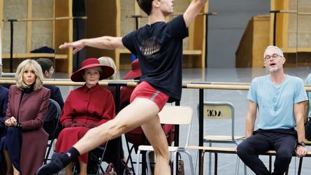 So erklärt Emmanuel Macron Gesichtsgriff von seiner Ehefrau