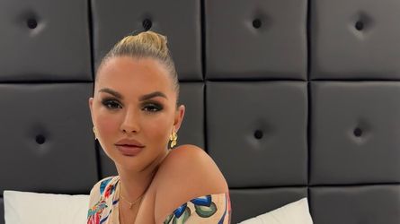 Justyna Pralina lebt bei "Stranger Sins" ihre Fantasien aus