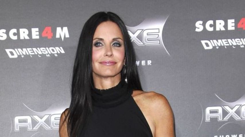 Ups! Höschen-Blitzer bei Courteney Cox | Promiflash.de