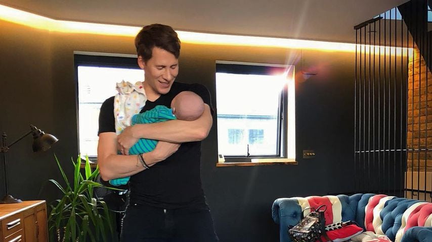 Tom Daley & Ehemann Dustin: Süßes Baby-Foto zu Weihnachten! | Promiflash.de