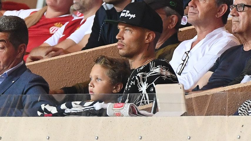 Vater-Sohn-Tag: Jeremy Meeks beim Fußball mit seinem Junior | Promiflash.de