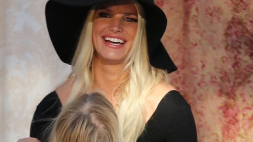 Auf den Arm! Maxwell hat Jessica Simpson im Griff | Promiflash.de