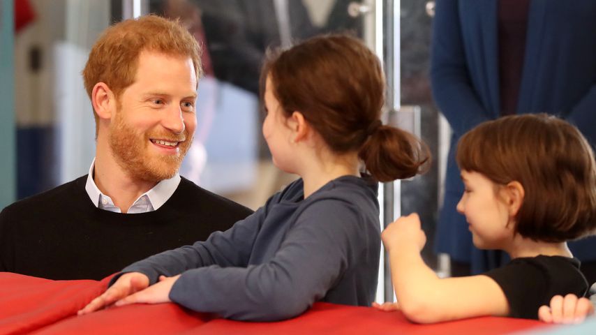 Papa-Generalprobe: So gut kann Prinz Harry mit Kindern! | Promiflash.de