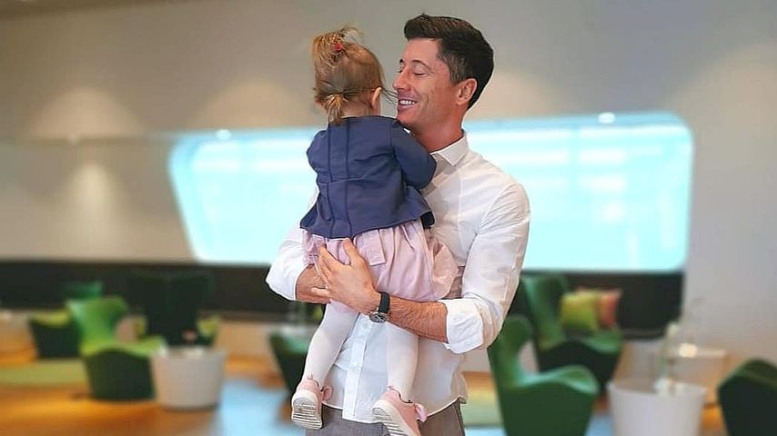 Nächster Nachwuchs? Robert Lewandowski macht Baby-Jubel! | Promiflash.de